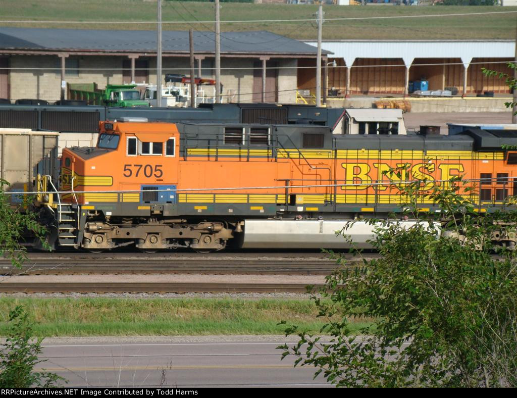 BNSF 5705